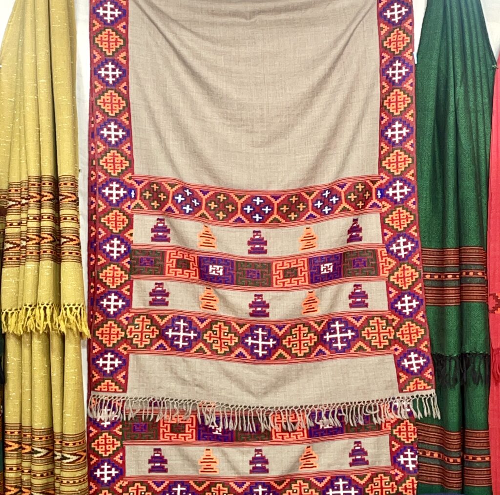 Kullu Shawls: Weaving Threads of Tradition and History – Himflavours