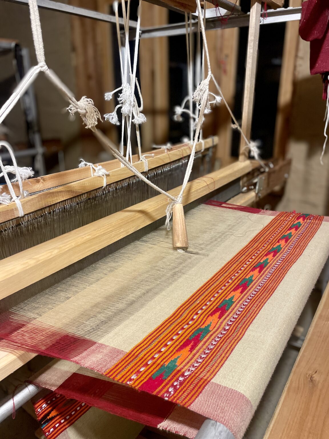 Kullu Shawls: Weaving Threads of Tradition and History – Himflavours